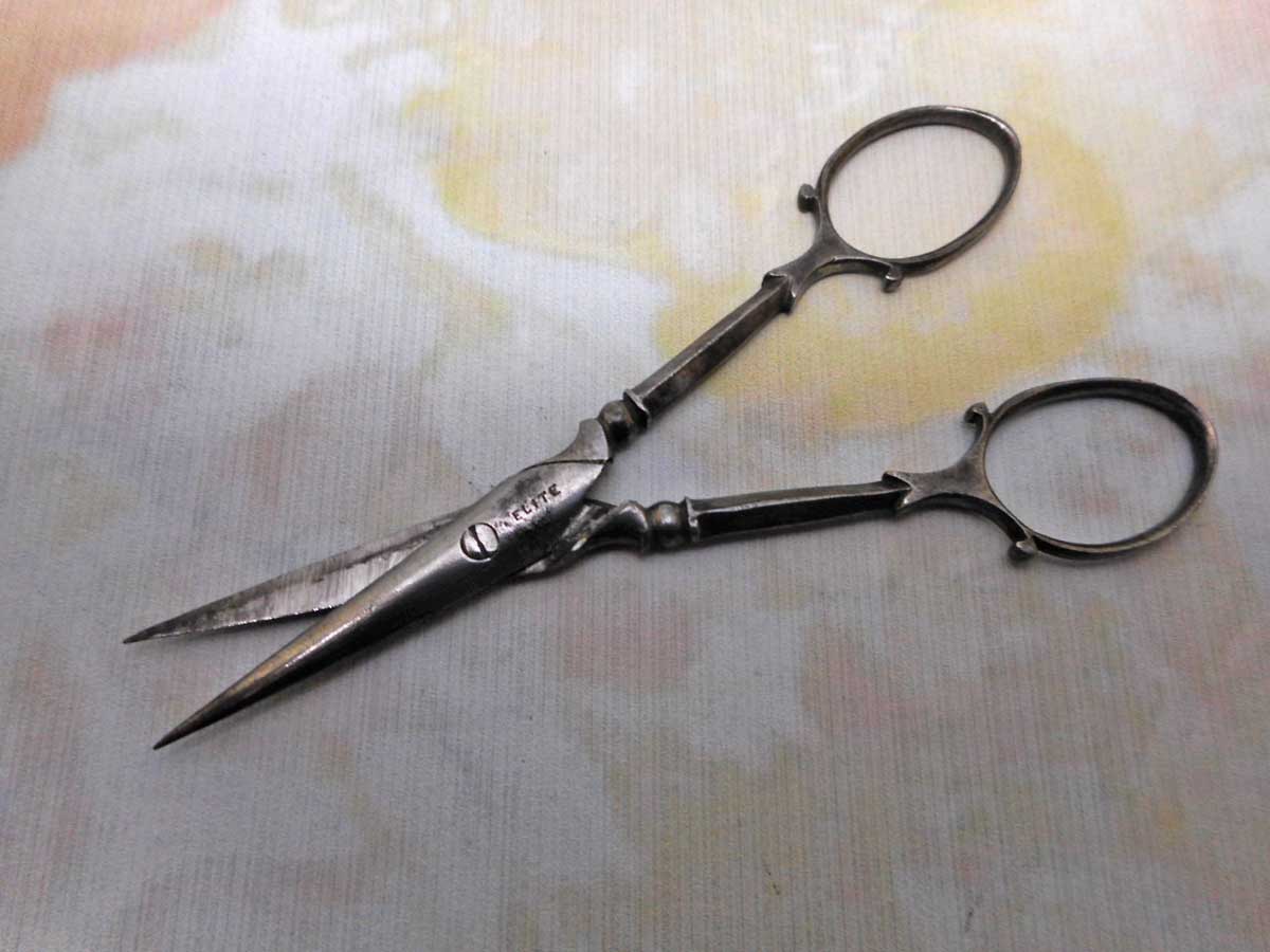A pair of elegant Victorian scissors. 19thc – Curio Cabinet Antiques