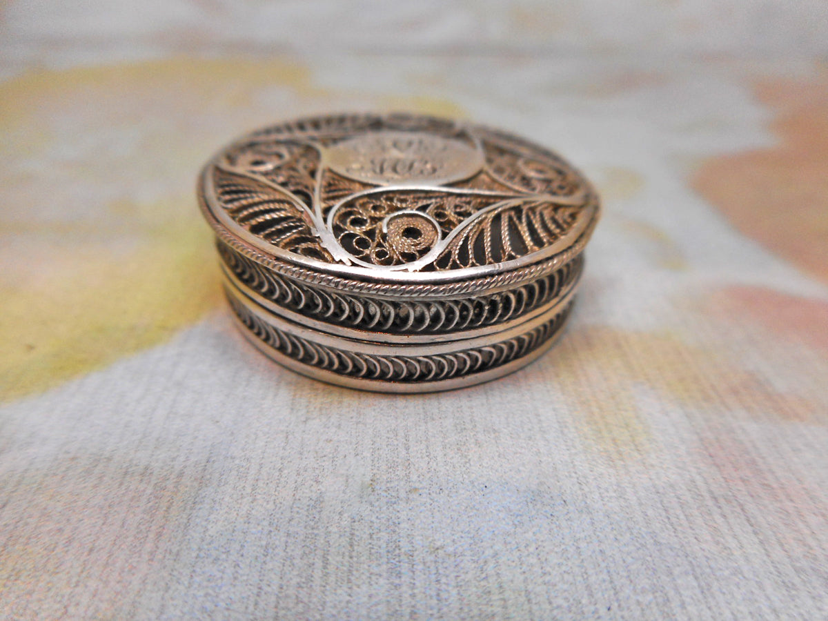 SOLD........A little Georgian silver filigree box. Maker's mark. IT. c ...